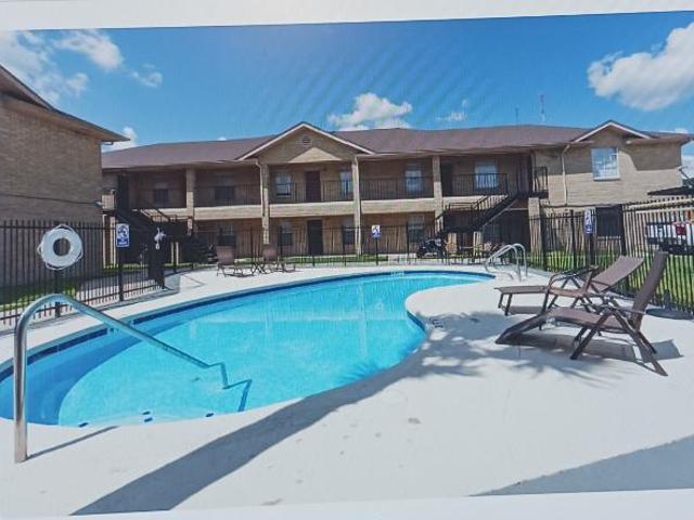 2 Br, 2 bath, Apartment 1600 West Dove Avenue