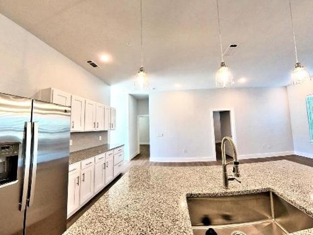 2 Br, 2 bath, Apartment 330 East Carson Street