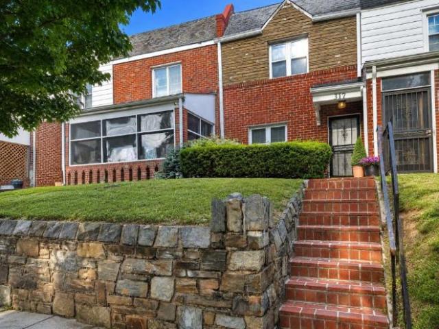 2 Br, 2 bath, Single Family Home 317 35th St NE