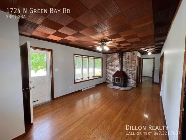 2 Br, 2 bath, Single Family 1724 N Green Bay Rd