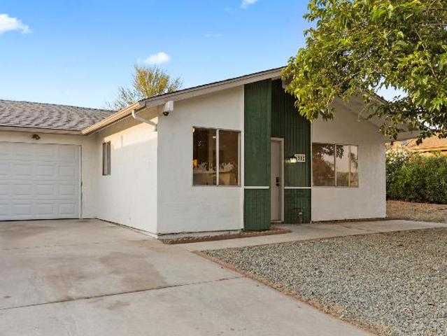 2 Br, 2 bath, Single Family 1992 West Oakland Avenue