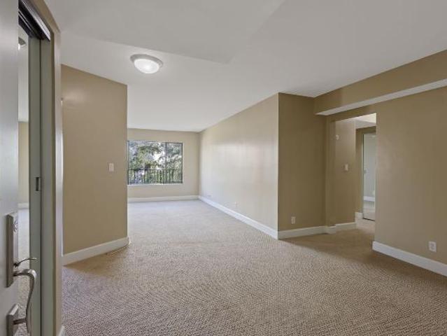 2 Br, 2 bath, Single Family 10982 Roebling Ave