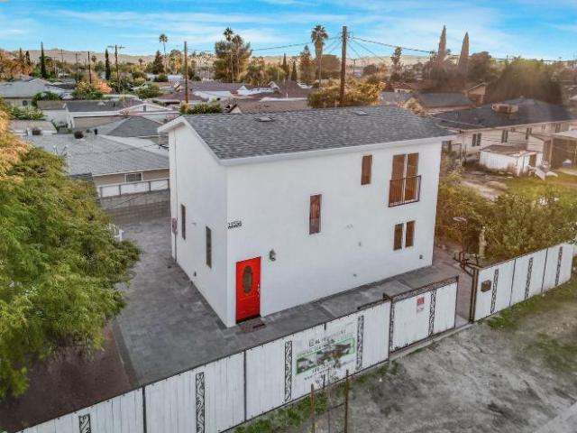 2 Br, 2 bath, Single Family 11554 Arminta St