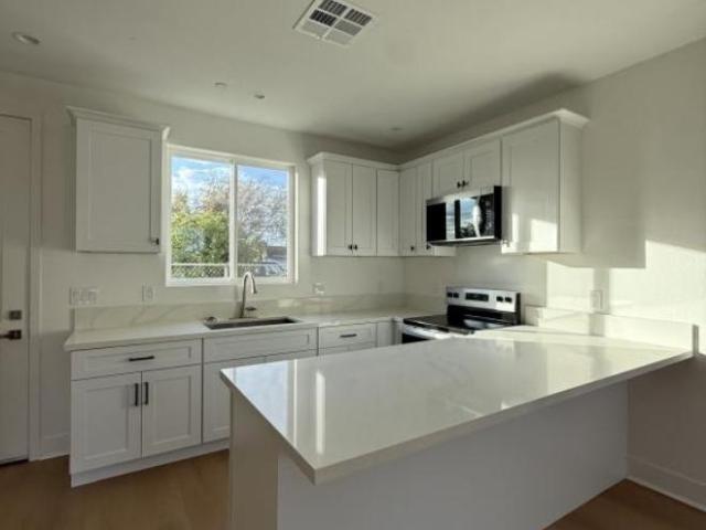 2 Br, 2 bath, Single Family 11684 Park Center Dr