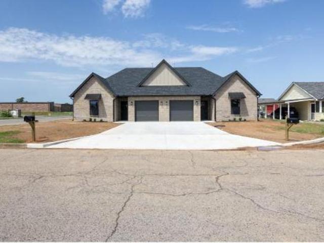 2 Br, 2 bath, Single Family 1 Shamrock