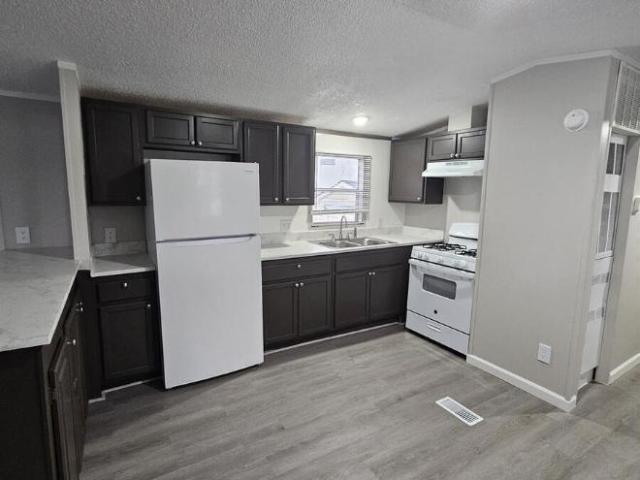 2 Br, 2 bath, Single Family 2737 W Washington Center