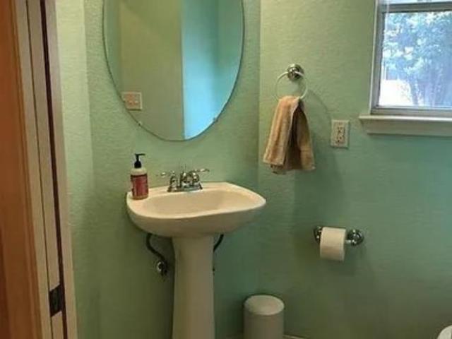 2 Br, 2 bath, Single Family 2000 Sl Davis Ave