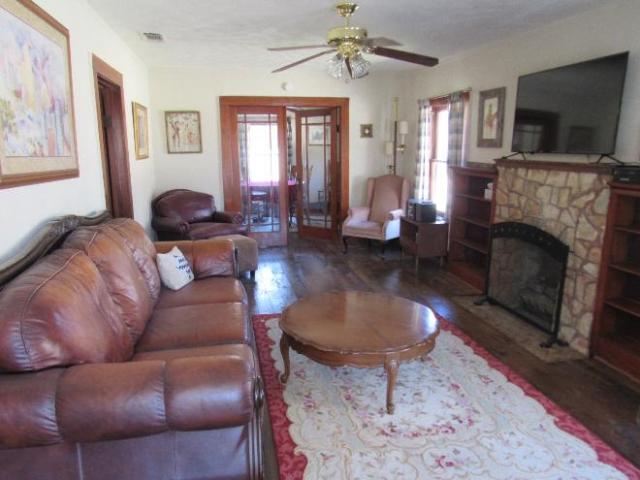 2 Br, 2 bath, Single Family 206 E Columbia St