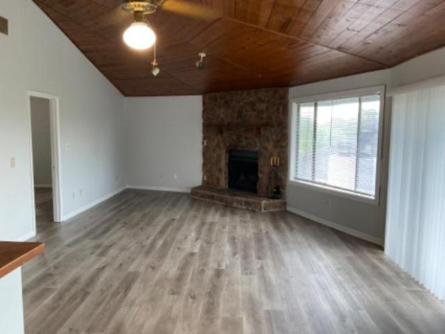 2 Br, 2 bath, Single Family 206 Knoll