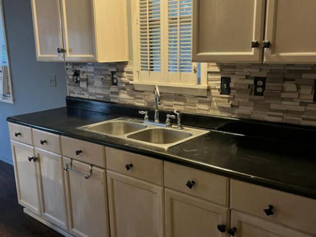 2 Br, 2 bath, Single Family 220 S Utica St