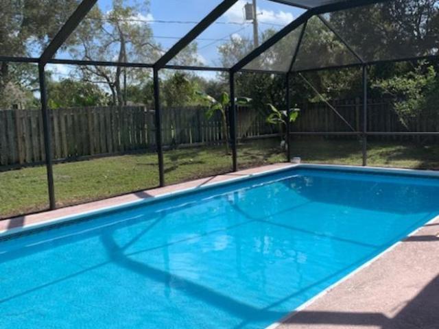 2 Br, 2 bath, Single Family 385 Nw Broadview