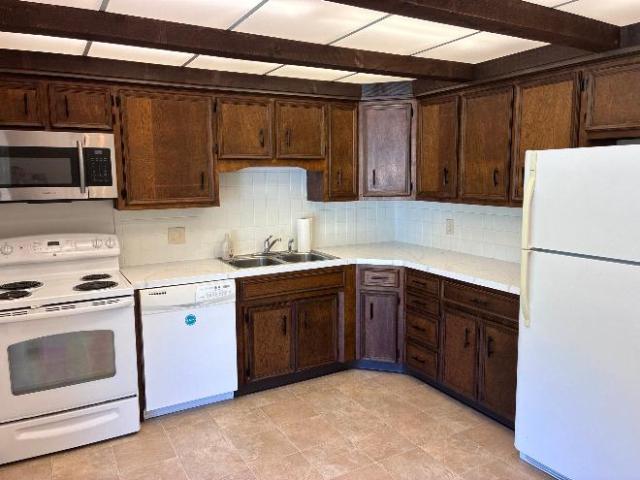2 Br, 2 bath, Single Family 4524 Camelot Cir