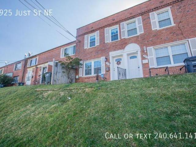 2 Br, 2 bath, Single Family 4925 Just St NE