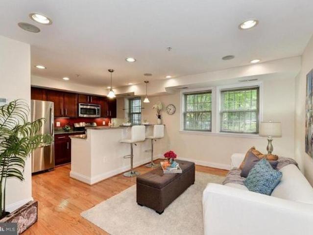 2 Br, 2 bath, Single Family 410 15th St NE