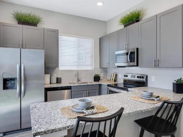 2 Br, 2 bath, Single Family 5669 Altamesa Blvd