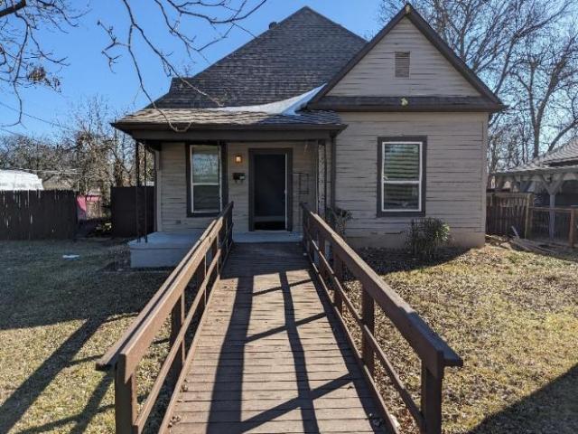 2 Br, 2 bath, Single Family 534 E Sycamore St