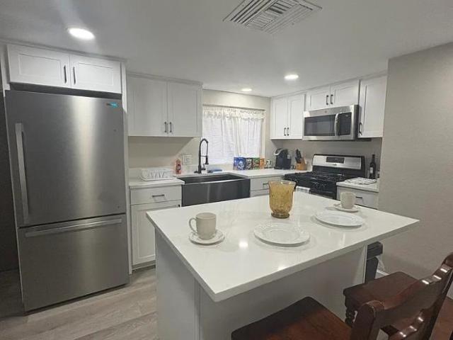 2 Br, 2 bath, Single Family 6832 W Fillmore St