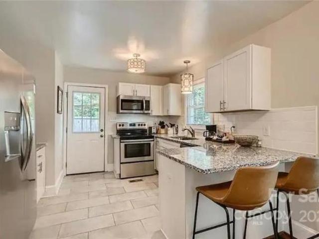 2 Br, 2 bath, Single Family 612 E Woodlawn Rd