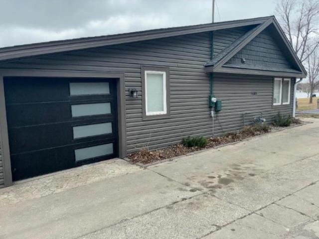 2 Br, 2 bath, Single Family 7405 Lake Shore Drive
