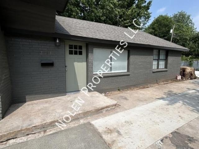 2 Br, 2 bath, Single Family 711 1/2 W Hill St