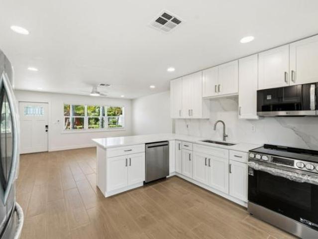 2 Br, 2 bath, Single Family 802 Lytle Street