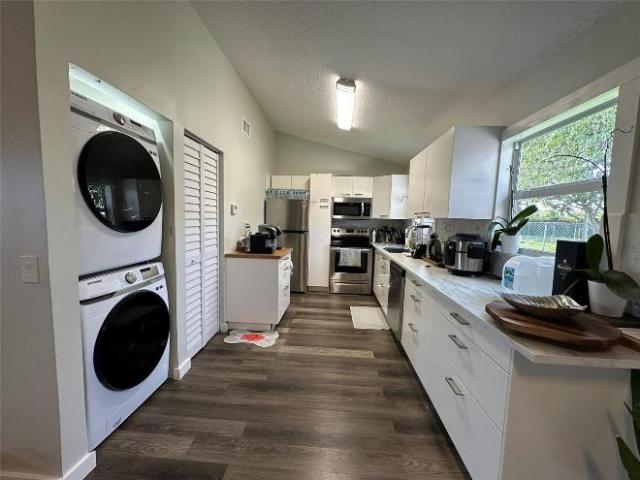 2 Br, 2 bath, Single Family 8395 Garden Gate Place