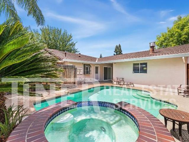 2 Br, 2 bath, Single Family 8 Saratoga Cir