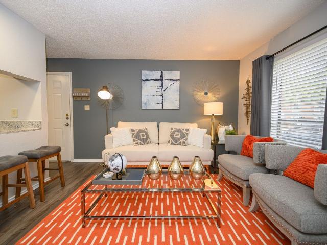 2 BR, 2 BA Apartment 1400 Sierra Springs Drive Unit 1 2020, Bedford, TX 76021