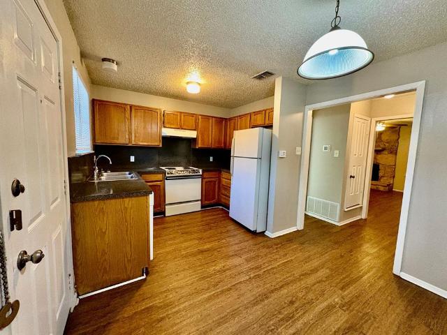 2 BR, 2 BA Apartment 1407 Courtney Place, Cleburne, TX 76033