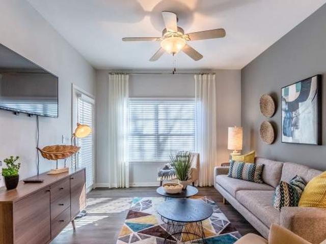 2 BR, 2 BA Apartment 1409 N Zang Blvd, Dallas, TX 75203