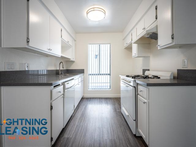 2 BR, 2 BA Apartment 14201 Victory Blvd, Van Nuys, CA 91401
