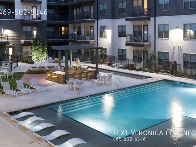 2 BR, 2 BA Apartment 1424 Summit Ave, Ft. Worth, TX 76102