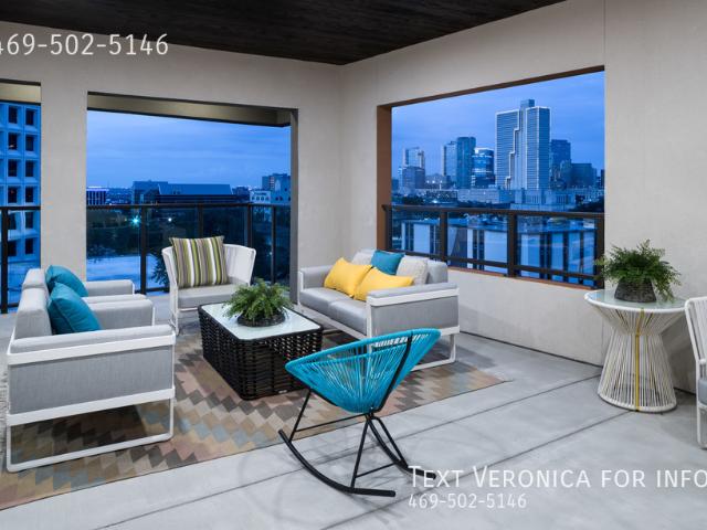 2 BR, 2 BA Apartment 1424 Summit Ave, Ft. Worth, TX 76102