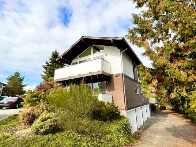 2 BR, 2 BA Apartment 14320 Roosevelt Way N, Seattle, WA 98133