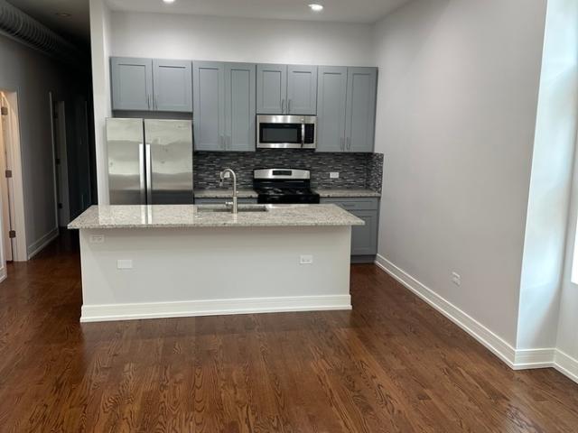 2 BR, 2 BA Apartment 1444 W Erie St, Chicago, IL 60642