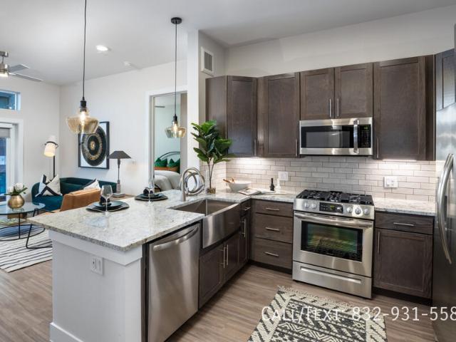 2 BR, 2 BA Apartment 1499 Crockett St, Houston, TX 77007