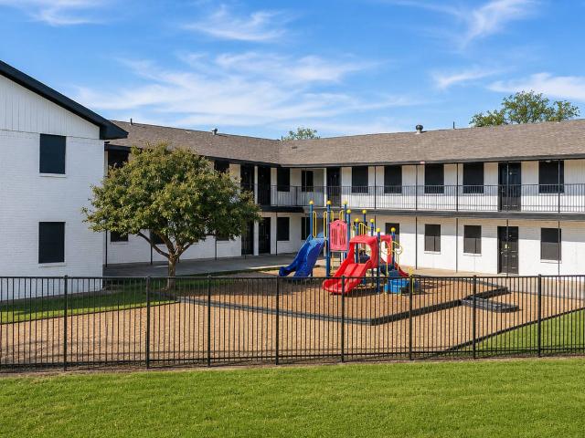 2 BR, 2 BA Apartment 1527 South Austin Avenue Unit 220, Denison, TX 75020