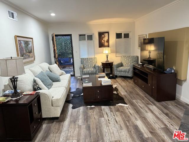 2 BR, 2 BA Apartment 15457 Moorpark Street, Sherman Oaks, CA 91403