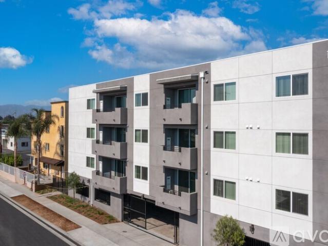 2 BR, 2 BA Apartment 15755 Saticoy Street, Unit 207, Van Nuys, CA 91406