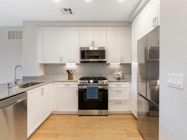 2 BR, 2 BA Apartment 16350 Ventura Boulevard Unit 218, Encino, CA 91436
