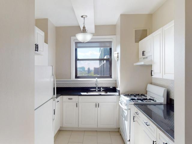 2 BR, 2 BA Apartment 1642 East 56th Street Unit 0912, Chicago, IL 60637