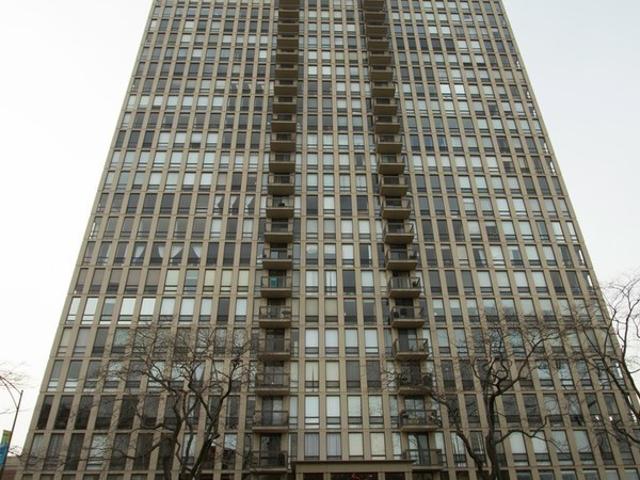 2 BR, 2 BA Apartment 1660 N. LaSalle Dr Chicago, IL 60614