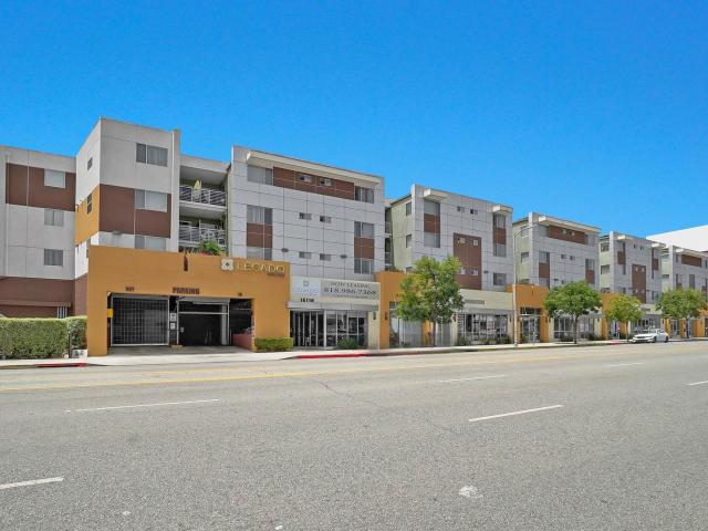 2 BR, 2 BA Apartment 16710 Ventura Boulevard Unit 409, Encino, CA 91436