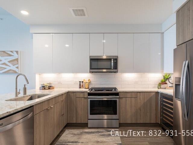 2 BR, 2 BA Apartment 1697 Sage Rd, Houston, TX 77056