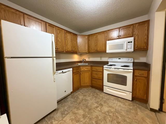 2 BR, 2 BA Apartment 1700 Four Oaks Rd, Eagan, MN 55121