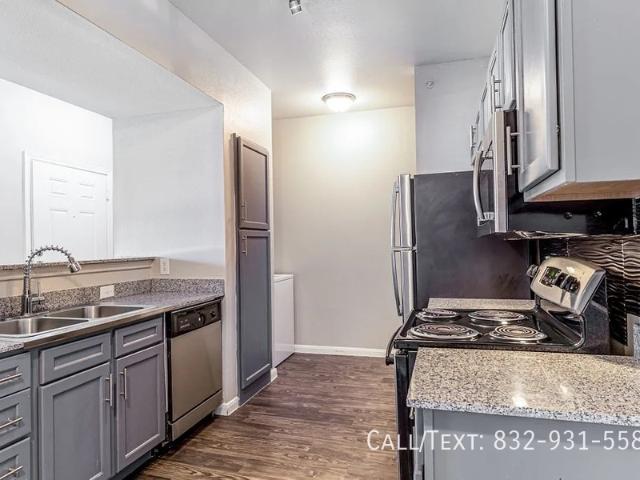 2 BR, 2 BA Apartment 1710 Old Alvin Rd, Pearland, TX 77581