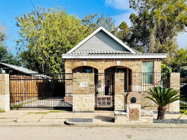 2 BR, 2 BA Apartment 1714 Mary Street, Houston, TX 77026