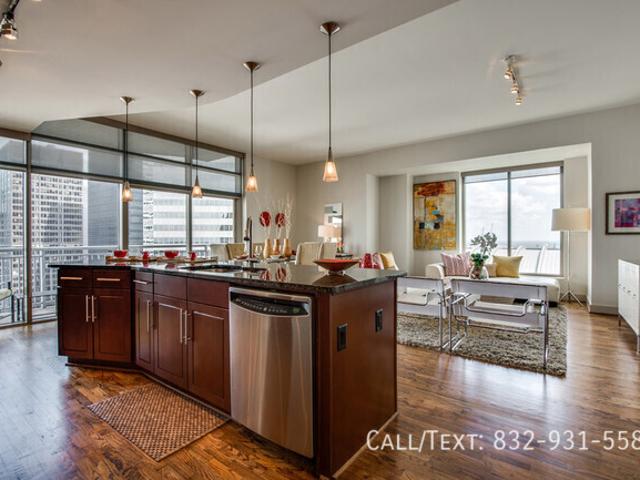 2 BR, 2 BA Apartment 1757 Walker St, Houston, TX 77010