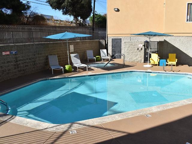 2 BR, 2 BA Apartment 17600 Burbank Boulevard Unit 213, Encino, CA 91316