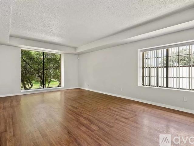 2 BR, 2 BA Apartment 1823 Hillcrest Street, Fort Worth, TX 76107